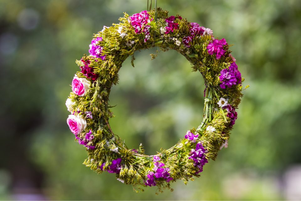 Making Arrangements: The Wreath • Picky Stitch